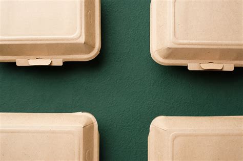 녹색 배경에 크래프트 종이로 만든 환경 친화적 인 일회용 식품 용기를 재활용하십시오 0명에 대한 스톡 사진 및 기타 이미지 0명 갈색 갈색 용지 Istock