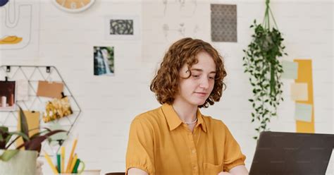 거실에서 직장에 앉아 노트북 화면의 데이터를 보고 있는 젊은 자신감 있는 사업가 사진 Unsplash의 러시아 이미지