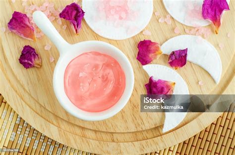 장미 젤리 얼굴 이나 아이 마스크 면 안면 패치와 건조 장미 꽃잎작은 도자기 그릇 천연 스킨 케어 수제 스파 뷰티 트리트먼트 레시피 플랫 레이 0명에 대한 스톡 사진 및