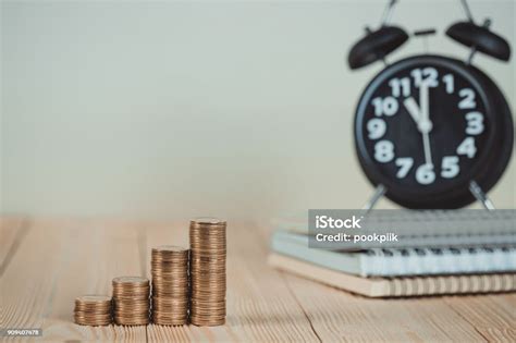 동전 단계 빈티지 알람 시계 펜 텍스트 금융에 대 한 복사 공간 및 비즈니스 계획 개념 나무 작업 테이블에 노트북 종이 스택