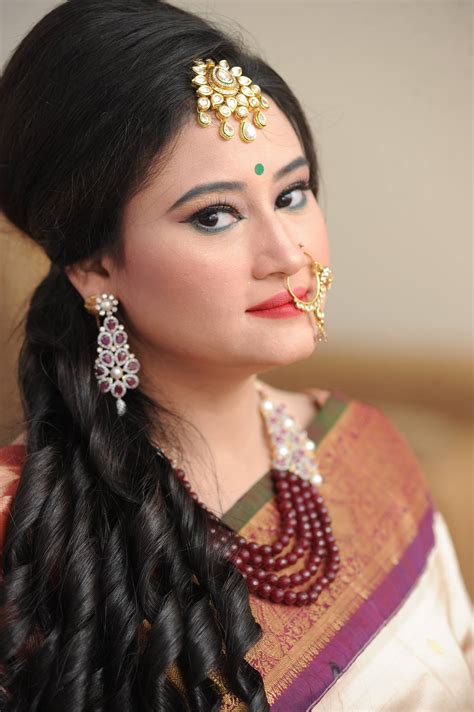 কাপড় বিলাস রূপবিশেষজ্ঞদের সঙ্গে কথা বলে চুল পড়া রোধে বেশ কিছু উপায় নিচে তুলে ধরা হলো