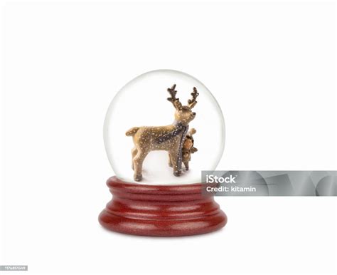 흰색에 고립 된 크리스마스 스노우 글로브 크리스마스 또는 새해 선물 또는 기호로 사용할 수 있습니다 크리스마스와 새해 디자인 요소입니다 사슴과 아기와 장난감 유리 스노우