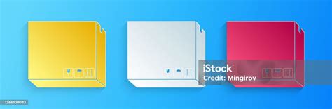 파란색 배경에 격리된 트래픽 기호 아이콘이 있는 용지 판지 상자를 종이 잘라냅니다 배송 및 포장 운송 및 배송 종이 아트 스타일