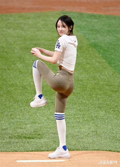 Jeon Jong Seos Leggings Pitch Ignites Mlb World Tour Seoul Series Allkpop