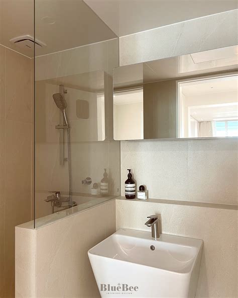 대구인테리어 🐝 블루비디자인 중문 욕실 입구방 모두 보이는 공간 🤎 우디한 도어와 어울리도록 제작한 선반과 조명 포인트로 포근한 무드를 구석구석