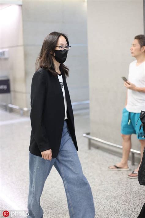 张钧甯到达上海机场 黑色字符搭配牛仔裤休闲知性 搜狐大视野 搜狐新闻