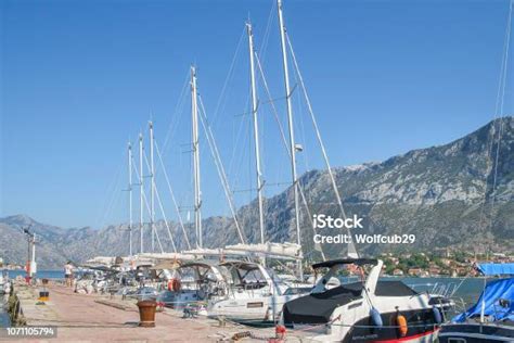 Muo 몬테네그로2018 년 10 월 13 일 크고 작은 흰색 요트 모터 보트와 배 작은 아드리아 도시 코토르 근처 Muo에에서 해안가에 부두에 계 류 아드리아 타운의