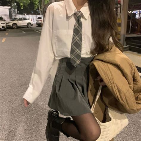 ชุดเดรสแขนยาวผูกกระโปรงมีจีบสีขาวเสื้อเชิ้ตสำหรับเสื้อสไตล์เกาหลีของผู้หญิงชุดกันลมใส่ไปถึงก้น