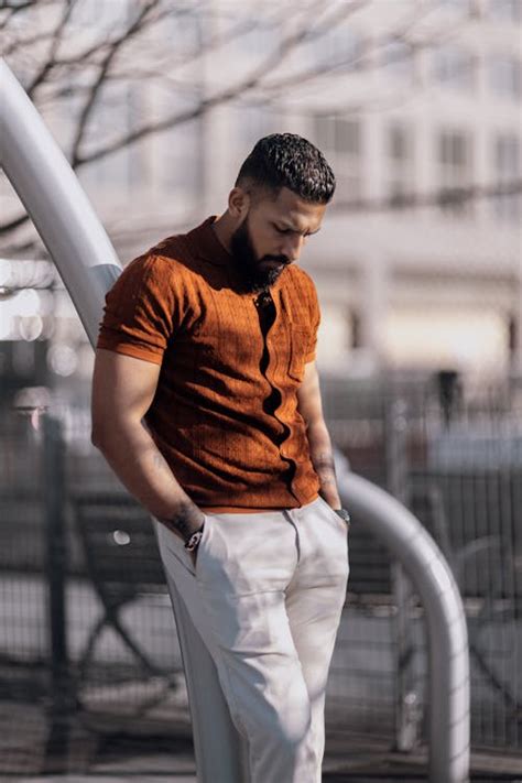 거리 스타일 건축 남성 모델 남성 패션 남성복 남자 내리막 길 도시 생활 도시 설정 도시 패션 도시의 바지 배경 빨간 셔츠 서 있는 셔츠 손질