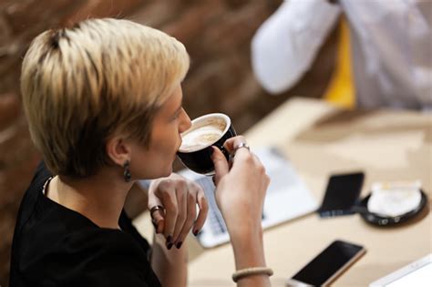 카페에서 비즈니스 미팅을 하는 동료들 커피를 마시고 노트북과 태블릿에서 작업합니다 20 24세에 대한 스톡 사진 및 기타 이미지 20 24세 기업 비즈니스 남성