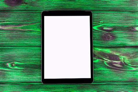 태블릿 컴퓨터 Pc 텅 빈 스크린을 모의 절연 녹색 나무 테이블 배경 나무 테이블에 태블릿 타블렛 흰색 화면 0명에 대한 스톡 사진 및 기타 이미지 Istock