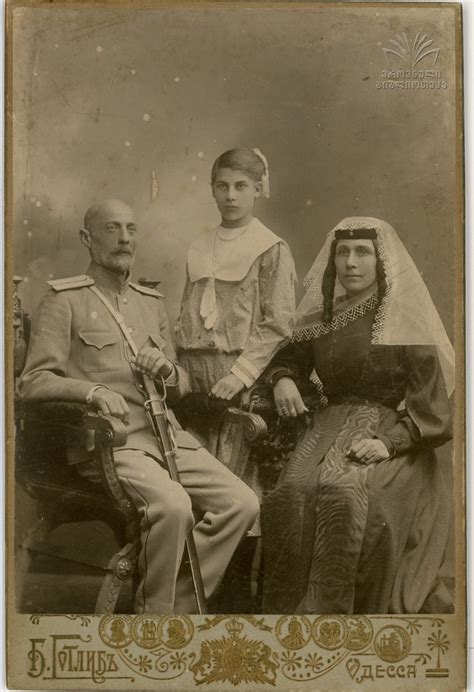 Iverieli სამხედრო პირი მეუღლესა და შვილთან ერთად