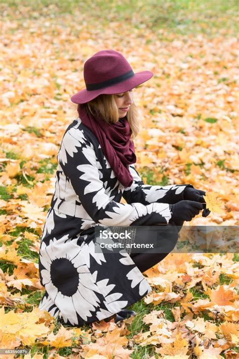 꽃 무늬 코트와 공원에서 와인 빨간 모자에 여자 행복 한 소녀와 화려한가 숲입니다 레이디 노란색 녹색 빨강 및 갈색의 단풍 배경 가을에 대한 스톡 사진 및 기타 이미지