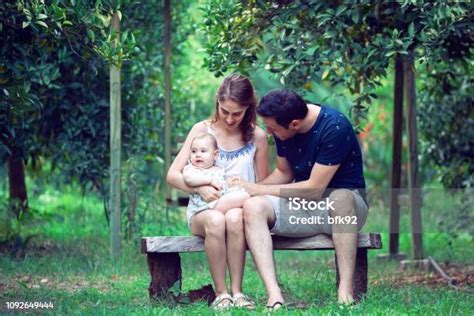 행복 한 젊은 아버지와 어머니 공원에서 귀여운 아기 여자와 재미 아기에 대한 스톡 사진 및 기타 이미지 아기 2 3 살 3 명 Istock