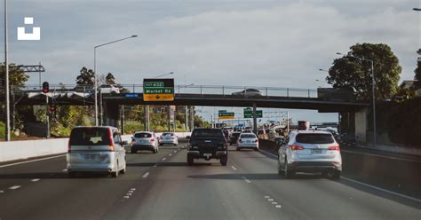 낮 동안 도로에 자동차 사진 Unsplash의 무료 오클랜드 이미지