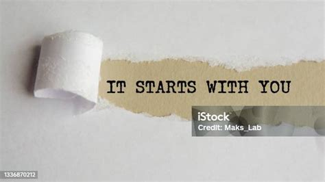 그것은 당신과 함께 시작됩니다 가사 찢어진 종이 배경에 회색 종이에 텍스트 책임에 대한 스톡 사진 및 기타 이미지 책임 개념 자신감 Istock