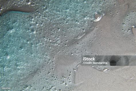 블루 크림 리퀴드 젤 세럼 온 실버 텍스처 메이크업 및 화장품 배경 배경 주제에 대한 스톡 사진 및 기타 이미지 배경 주제 추상적인 기포 Istock