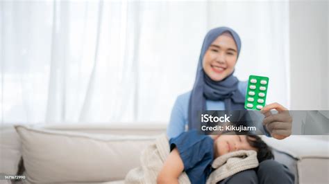 아픈 아들 이마에 머리를 들고 돌보는 아시아 어머니의 근접 사진 약 팩을 보여줍니다 아이에 대한 스톡 사진 및 기타 이미지 아이 어머니 열 질병 Istock