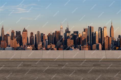 도시 건물 배경이 있는 빈 도시 아스팔트 도로 외부 새로운 현대 고속도로 콘크리트 건설 성공으로 가는 길의 개념 교통 물류 산업 빠른 배송 뉴욕 미국 프리미엄 사진