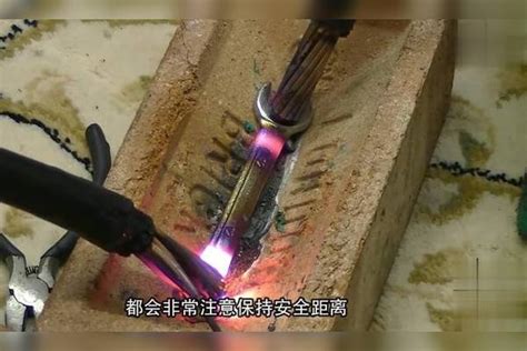 老外用闪电劈椰子，能直接劈开吗？网友：真能折腾！