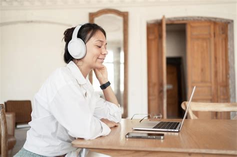 Premium Photo Female Programmer Remote Work Uses Laptop