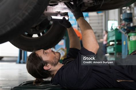 리프트 된 자동차 아래의 정비사 유지 보수 자동차 자동차 차고에서 자동차 밑에서 점검하는 기술자 차량 서비스 아래에 대한 스톡 사진 및 기타 이미지 Istock