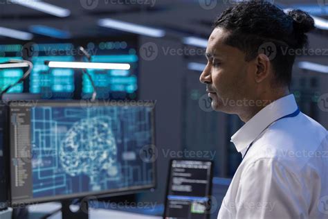 Programador Trabajando En Computadora En Datos Centrar Con Artificial Inteligencia Tecnología A