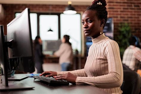 مطور برامج يعمل مع كود برنامج الأمن السيبراني النصي صورة الخلفية والصورة للتنزيل المجاني pngtree