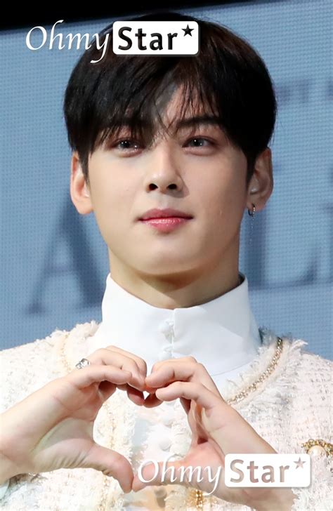 [오마이포토] 아스트로 차은우 얼굴천재가 하트까지