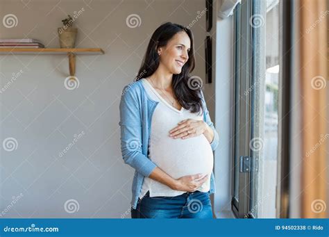 симпатичная беременная женщина Стоковое Фото - изображение ...