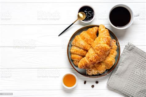 접시에 초콜릿 블루 베리 잼 꿀 냅킨 에스프레소 커피의 화이트 컵 흰색 나무 배경 콘티넨탈 아침 아침 아침 식사 탑 뷰 플랫 누워 신선한 프랑스 크루아상 0명에 대한 스톡