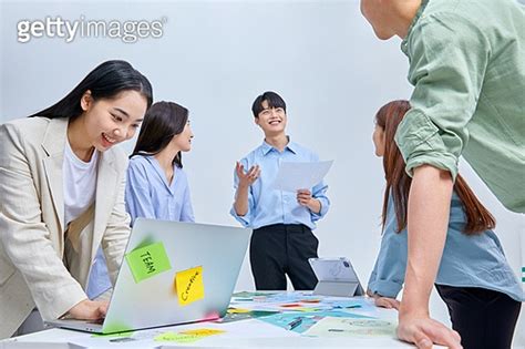 20대 청년 여성 남성 대학생 비즈니스미팅 미팅 브레인스토밍 Mz세대 스타트업 비즈니스 토론 미소 팀워크 협력 이미지 Jv12559461
