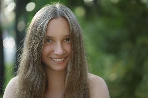 Стокове фото Підліток Дівчина Посміхається На Відкритому Повітрі Ходьби — Завантажте зображення