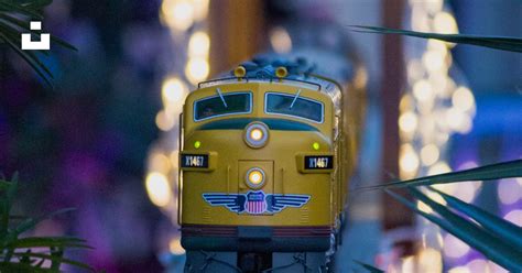 울창한 녹색 숲을 여행하는 노란 기차 사진 Unsplash의 무료 건물 이미지