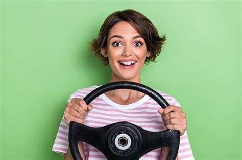 긍정적 인 즐거운 예쁜 아가씨 자신의 차를 운전하고 첫 번째 수업 코스 테스트 좋은 수리 도로 녹색 배경 절연 절연 사진 25 29세에 대한 스톡 사진 및 기타 이미지