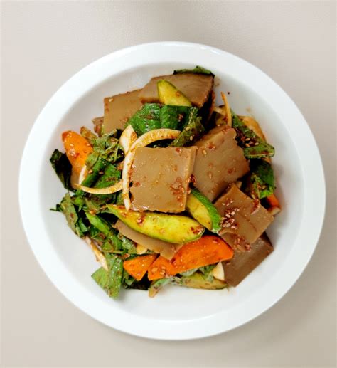 [도토리묵 무침] 야채를 곁들인 도토리묵 무침 맛있는 양념 레시피