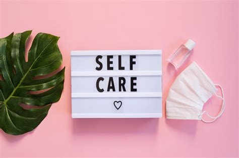 분홍색 배경 플랫 평지에 라이트 박스에 자기 관리 단어 자신을 돌봐 Mental Wellbeing에 대한 스톡 사진 및 기타 이미지 Mental Wellbeing 개념