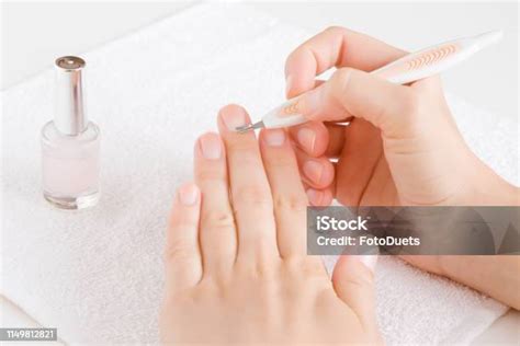 여자의 손 흰색 수건에 푸 셔 막대기로 손톱 큐티 클을 제거 합니다 건조 하 고 자란 큐티 클을 위한 유리 병 오일 근접 촬영 개념에 대한 스톡 사진 및 기타 이미지