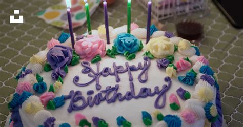 그 위에 촛불이 달린 생일 케이크 사진 Unsplash의 무료 케이크 이미지