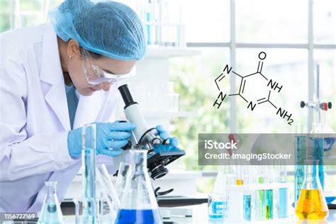 실험실에서 현미경을 통해 보고 유니폼을 입고 수석 과학자 수석 과학자는 실험실에서 몇 가지 연구를하고 Dna에 대한 스톡 사진 및 기타 이미지 Istock