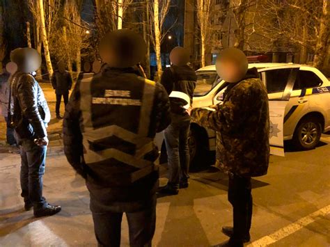 В Запорожской области двух полицейских задержали на взятке в 4 тысячи гривен ФОТО Перший