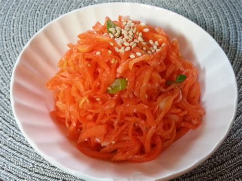 새콤달콤하고 꼬들꼬들한 당근채 무침