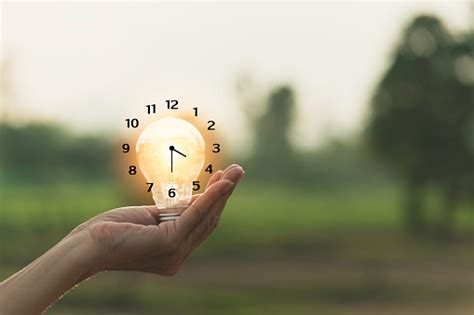 혁신 또는 창조적인 손 개념 삽입 텍스트에 대 한 전구 및 복사 공간을 보유 합니다 개념에 대한 스톡 사진 및 기타 이미지 개념 개념과 주제 기업가 Istock