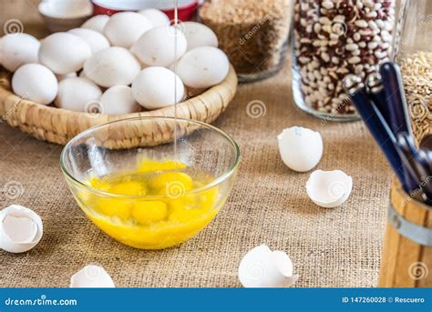 Сломленные яйца в стеклянном шаре Стоковое Фото изображение насчитывающей ширины мешковина