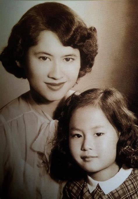 สมเด็จพระเจ้าพี่นางเธอ เจ้าฟ้ากัลยาณิวัฒนา กรมหลวงนราธิวาสราชนครินทร์ทรงฉายพร้อมท่านผู้หญิงทัศนา