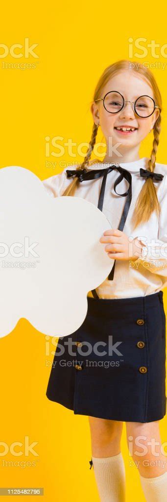 노란 배경에 빨간 땋은 소녀 라운드 투명 안경에 매력적인 여자는 그녀의 손에 흰 구름을 들고 있다 땋은 머리에 대한 스톡 사진 및 기타 이미지 Istock