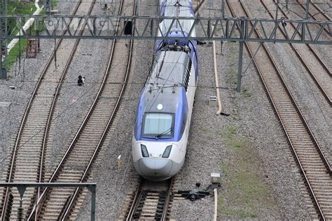 서울역을 빠져나와 출발하는 고속 열차 Yanggiri 사진 기차 서울역 출발 도착 고속 열차 철로 자기 부상 철도청 여행 매표 예약 기관사 운행