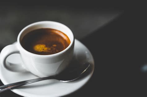 어두운 배경에서 흰색 컵에 커피 거품 거품 패턴과 질감이있는 나무 테이블에 커피를 닫고 커피 숍의 안경 테이블에서 너무 맛있게 느껴집니다 0명에 대한 스톡 사진 및 기타