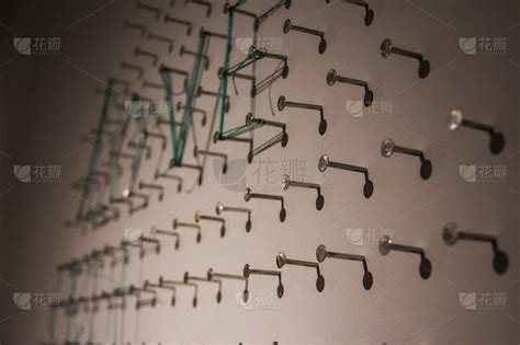 用绳子系在墙上的钉子上素材 花瓣网