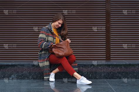 女人 毛衣 热 外套 裤子 一个人 橙色 波浪发 头发 看